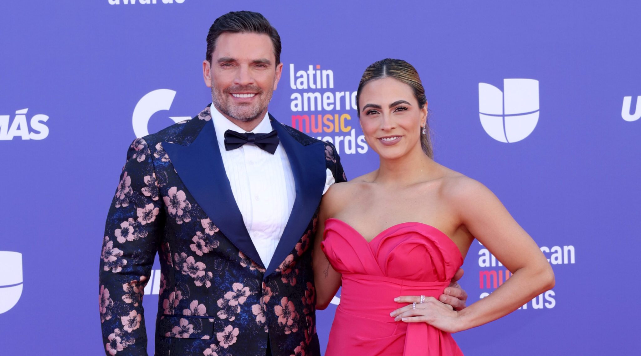Julián Gil y Valeria Marín presumen en fotos su luna de miel